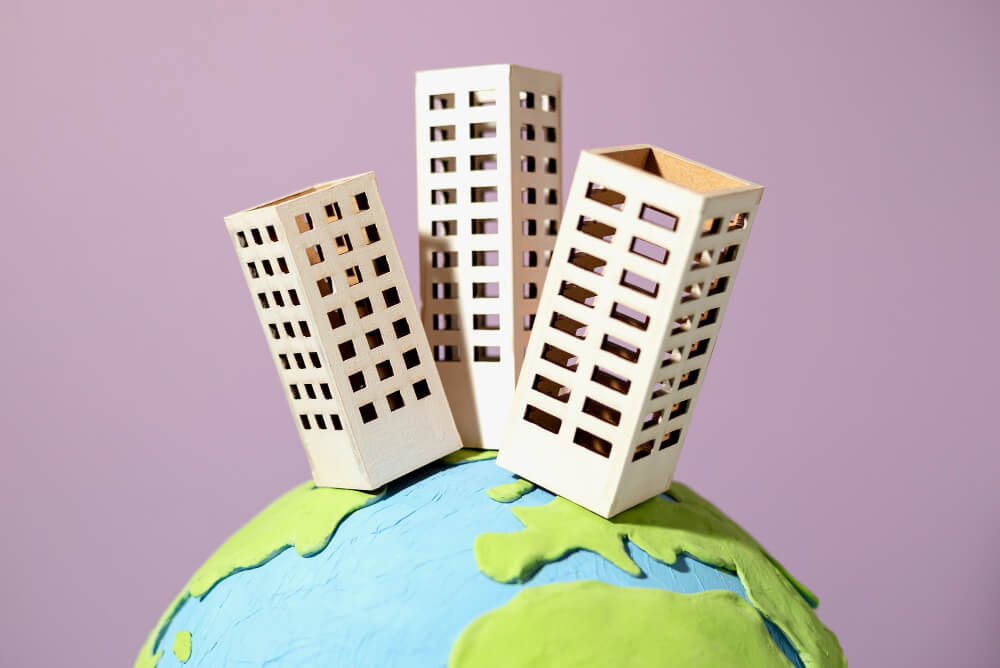 Descubre cómo se levantan edificios con material reciclado